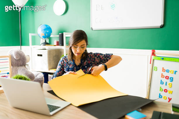 Cute teacher teaching how to cut figures to kids (1351537369) - 게티이미지뱅크