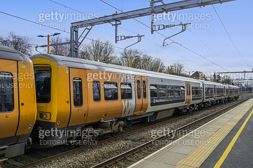 Electric electrification trains platform Bromsgrove Worcestershire 이미지 ...
