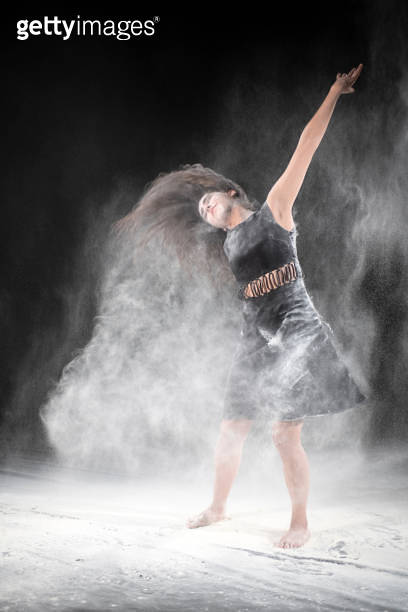 Dancing with powder (1314398560) - 게티이미지뱅크