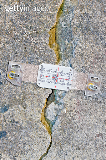 Deep crack and plastic mechanical crack meter designed to measure ...