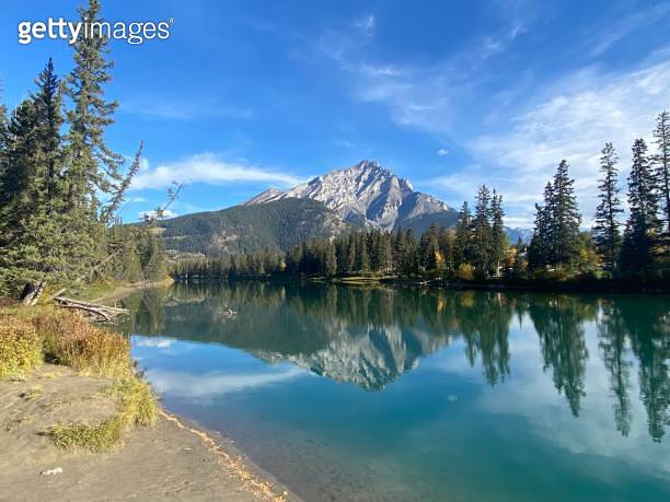 Fall colours and landscape scenery in Banff Alberta 이미지 (1343560782 ...