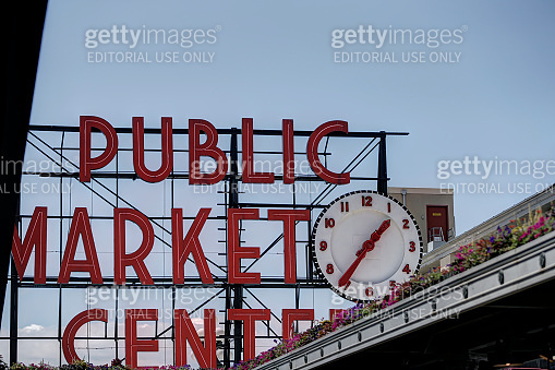 The iconic sign and clock at the Seattle public market at Pike Place in ...
