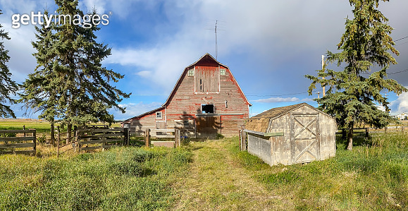 A rustic and weathered farmhouse barn outside of Olds Alberta 이미지 ...