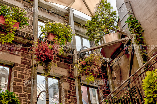 Ornately decorated alleyways in old town Montreal in the summer ...