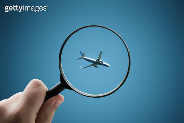 Magnifying glass focusing an airplane 이미지 (1332092391) - 게티이미지뱅크
