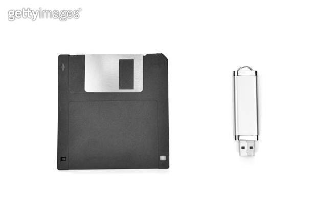 Front view of an old floppy disk and memory stick (1307350009) - 게티이미지뱅크