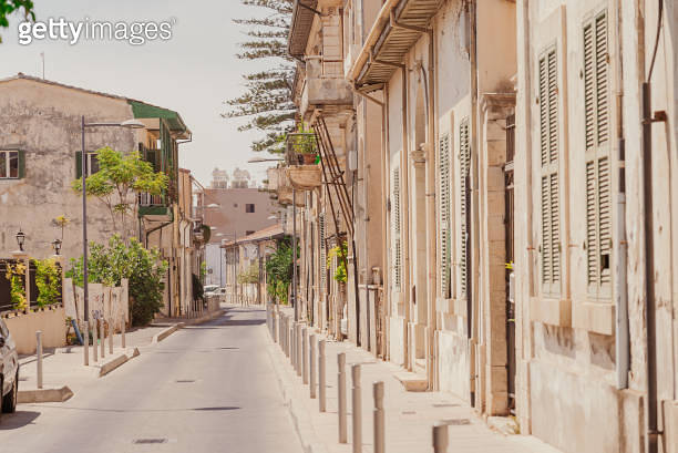 Sunny street of Limassol, Cyprus. Old town narrow street. 이미지 ...