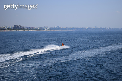 Young man cruising on a jet ski on the Mediterranean sea. 이미지 ...
