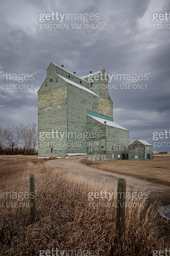 Herronton's old Wheat Pool Grain elevator (1355197139) - 게티이미지뱅크