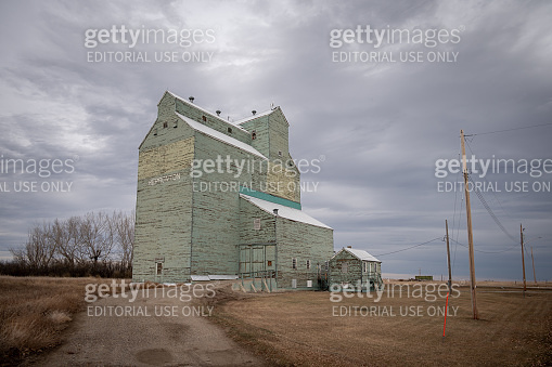 Herronton's old Wheat Pool Grain elevator (1355197136) - 게티이미지뱅크