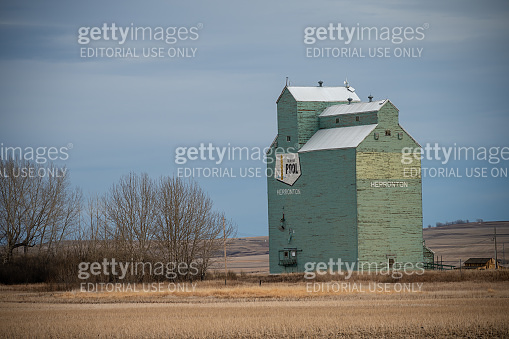 Herronton's old Wheat Pool Grain elevator 이미지 (1355197128) - 게티이미지뱅크