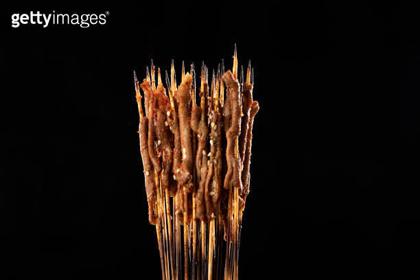 Kebab. Grilled chicken intestine with spices on black background 이미지 ...