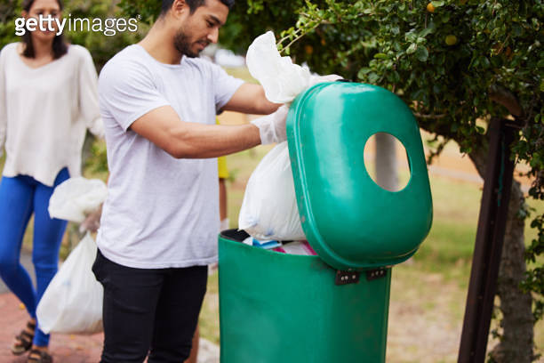Shot of a man throwing trash in a bin outdoors 이미지 (1321275588) - 게티이미지뱅크