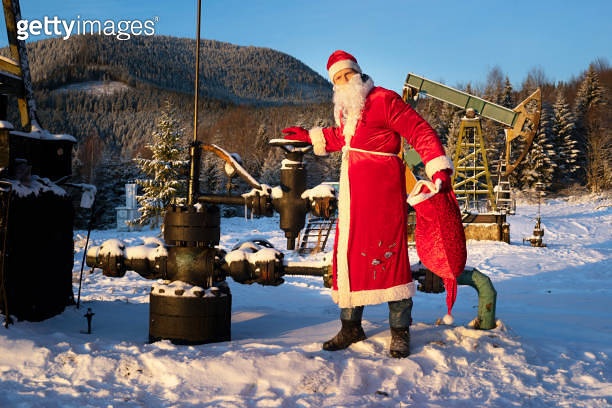 Santa Claus brought gifts to oil geologists 이미지 (1294113758) - 게티이미지뱅크