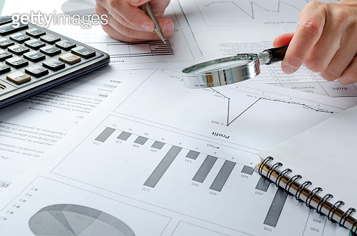 Closeup of businesswoman hands who holding margnifier glass and ...