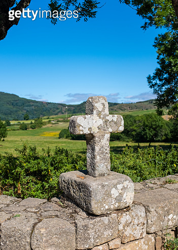 An old stone cross in a small Southern France town 이미지 (1361905355 ...