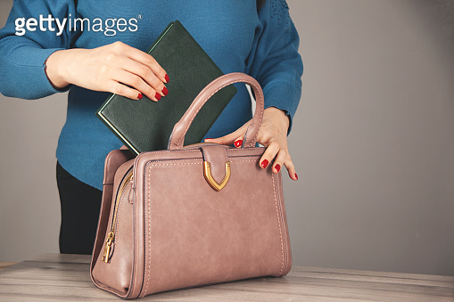 woman hand notepad with bag on dark backgroundd 이미지 (1309957910) - 게티이미지뱅크