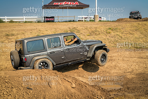 Jeep Wrangler on demo drive off-road course 이미지 (1337732620) - 게티이미지뱅크