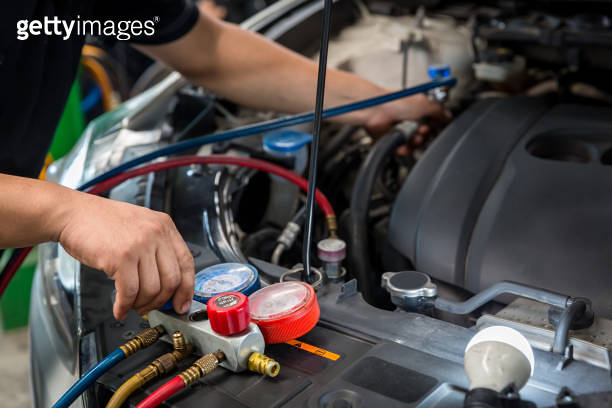 Auto mechanic monitor to check and fixed car air conditioner system in ...