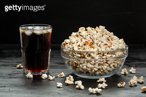 Evening at home with popcorn and soda drink with ice cubes 이미지 ...