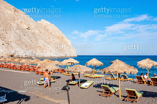 Kamari beach with black sand on Santorini island, Greece 이미지 ...