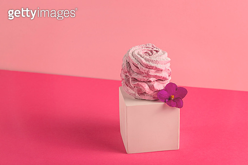 Berry homemade pink marshmallow light spring dessert with flowers 이미지 ...