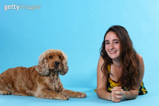 Young lady and English Cocker Spaniel 이미지 (1322323997) - 게티이미지뱅크