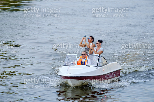 Girls tourists float on the river on a motor boat and take pictures 이미지 ...