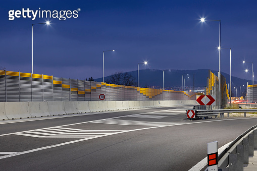 highway exit at night with led streetlights 이미지 (1355987097) - 게티이미지뱅크