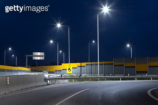 highway exit at night with led streetlights 이미지 (1355986995) - 게티이미지뱅크