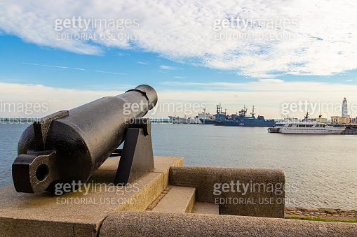 Noonday Gun Memorial overlooking the ships of the Navy in the Middle ...
