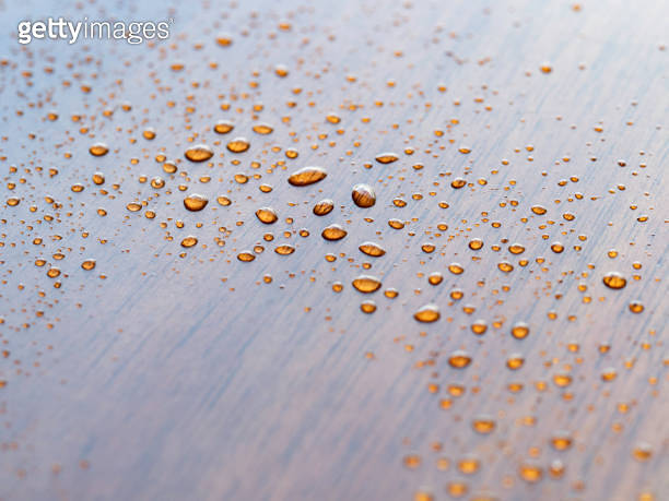 Close up of water droplets on brown surface 이미지 (1357549851) - 게티이미지뱅크