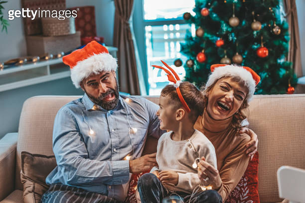 Having a silly day at home (1352114975) - 게티이미지뱅크