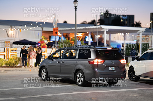 Uber Lyft minivan waiting for a pick up in Miami (1307300730) - 게티이미지뱅크