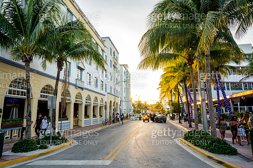 Spring Break crowds in Miami Beach as police enforced 8pm curfew ...