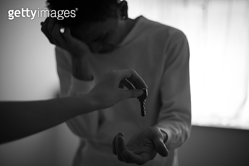 A man receiving a key while crying 이미지 (1306808255) - 게티이미지뱅크