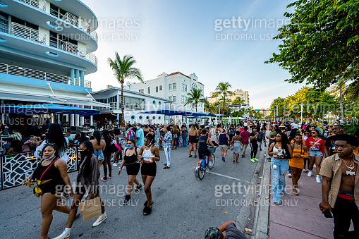 Spring Break crowds in Miami Beach as police enforced 8pm curfew ...