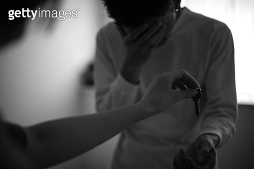 A man receiving a key while crying (1306808430) - 게티이미지뱅크