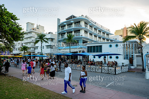 Spring Break crowds in Miami Beach as police enforced 8pm curfew ...