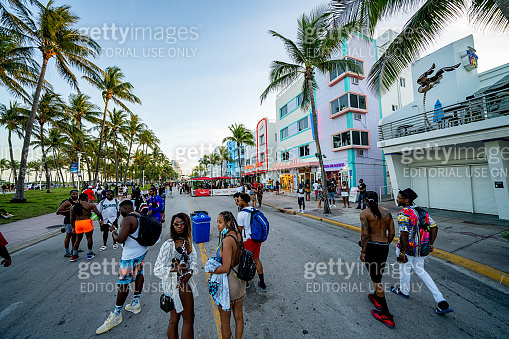 Spring Break crowds in Miami Beach as police enforced 8pm curfew ...