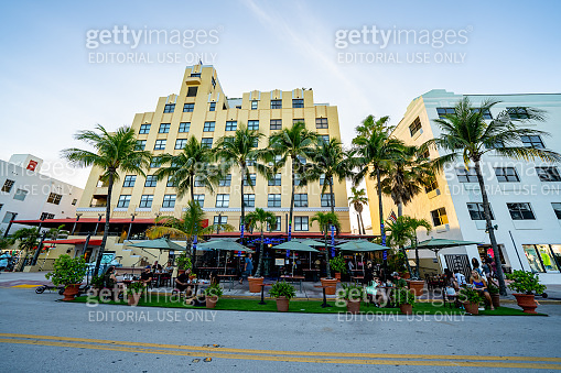 Spring Break crowds in Miami Beach as police enforced 8pm curfew ...