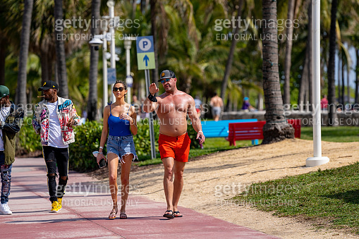 Casual people in Miami Beach Spring Break 2021 이미지 (1308859589) - 게티이미지뱅크