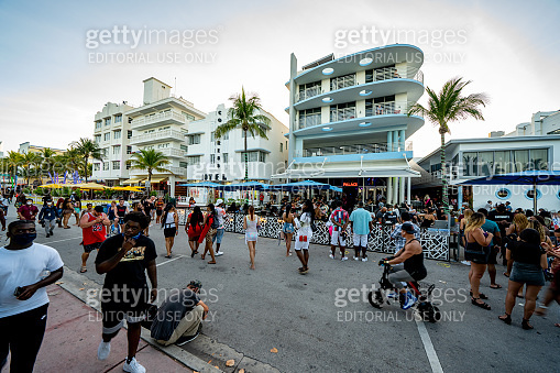 Spring Break crowds in Miami Beach as police enforced 8pm curfew ...