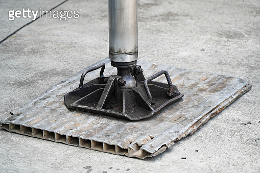 Hydraulic supports for the crane legs.Outrigger mobile crane for heavy ...