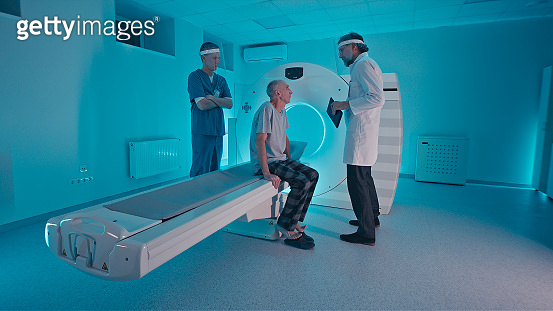 Male doctors preparing elderly man for CT scan (1306803346) - 게티이미지뱅크