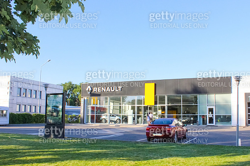 Renault dealership sign against blue sky. 이미지 (1320649575) - 게티이미지뱅크