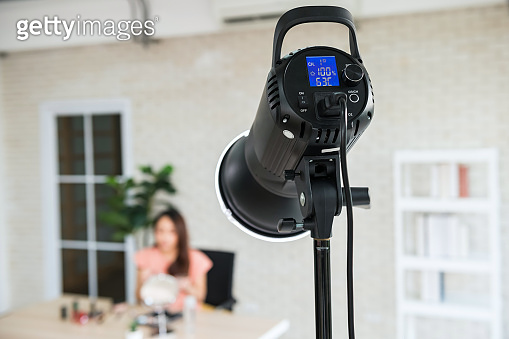 Behind the scene of beauty blogger. Studio light (1320737011) - 게티이미지뱅크