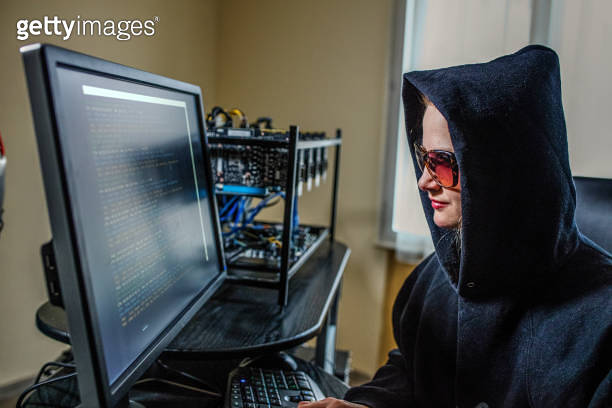 Hacker woman using computer for cryptocurrency mining 이미지 (1296037187 ...