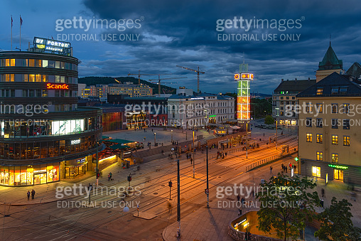 Oslo Central Station and Jernbanetorget square at dusk, Norway 이미지 ...