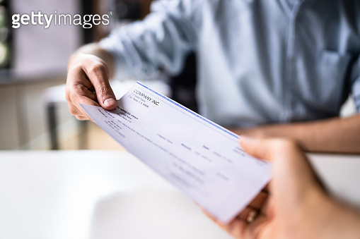 Hand Giving Payment Check 이미지 (1336414514) - 게티이미지뱅크